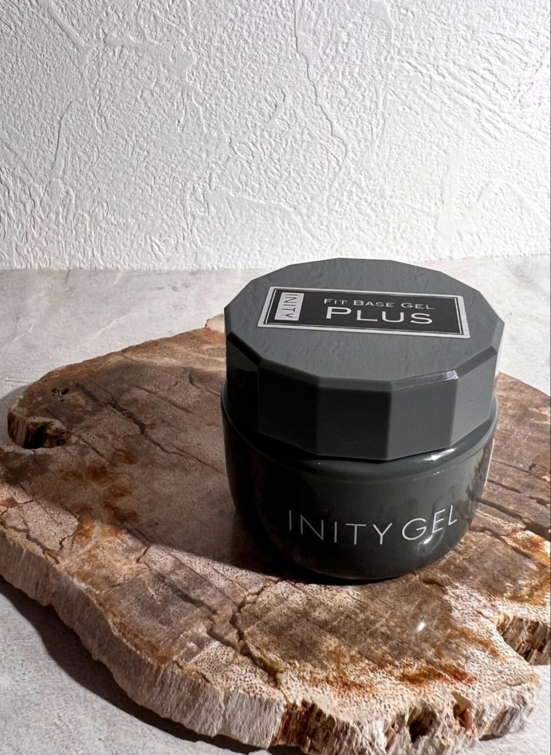 ベース塗布とフォルム形成に特化した次世代のフィルインジェル「Fit Base Gel Plus」が新登場！by アイニティ – ネイリーマガジン